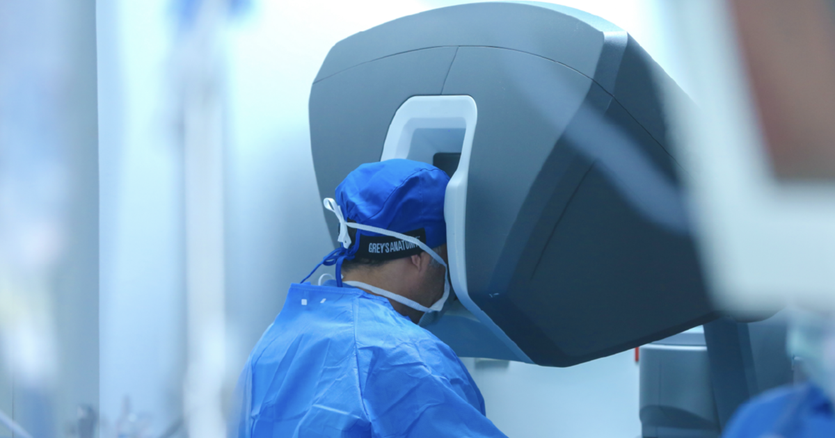 Surgeons perform world’s first robotic-assisted implant of ...